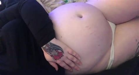 Girl Pumping Big Belly 日本語で