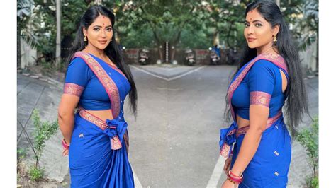 Tamil Tv Serial Actress Reshma Pasupuleti Exposed Her Spicy Front View In Blue Saree