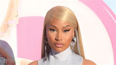 Nicki Minaj Threatens To Fire Tour Dj Over Photo Of Him Signing A Fans