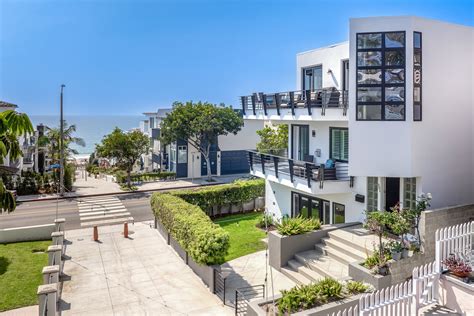 Photo 10 Of 10 In Coveted Three Story Residence On A Corner Street In