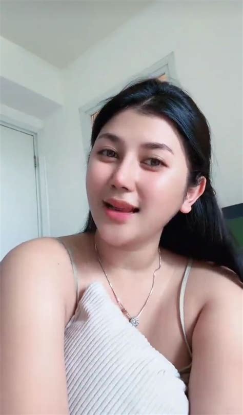 Putrie Mending Meluk Guling Saja Daripada Nggak Tau Mau Peluk Apa