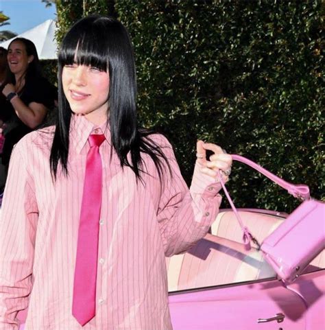 عکس تیپ عجیب و خاص بیلی آیلیش با تم صورتی