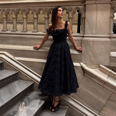 Sassa De Osma Con Conjunto De Lino Y Bolso Viral De Massimo Dutti