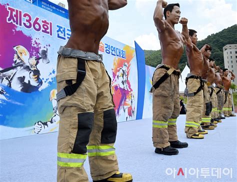 포토 몸짱소방관 선발대회 하의는 소방복 상의는 탈의 아시아투데이 포토 몸짱소방관 선발대회 하의는 소방복 상의는 탈의 아시아투데이