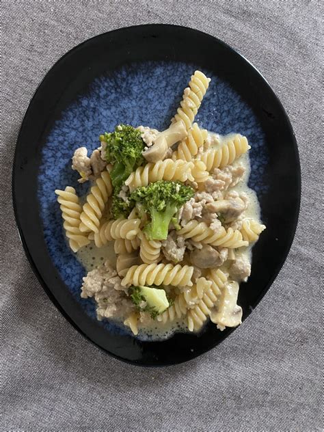 Krämig Pasta Med Kyckling Svamp Och Broccoli Familjen Bråbergs Recept