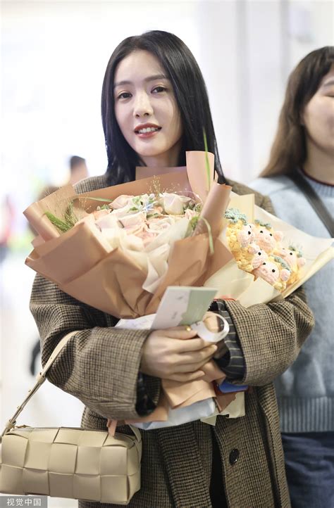 蔡文静捧鲜花低调现身机场 淡妆出镜发丝柔顺亮丽 搜狐大视野 搜狐新闻
