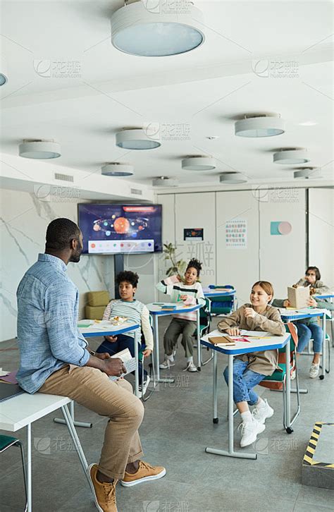 孩子在学校上课