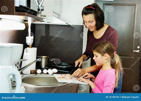 Figlia Che La Sua Madre Insegna A Immagine Stock Immagine Di Infanzia