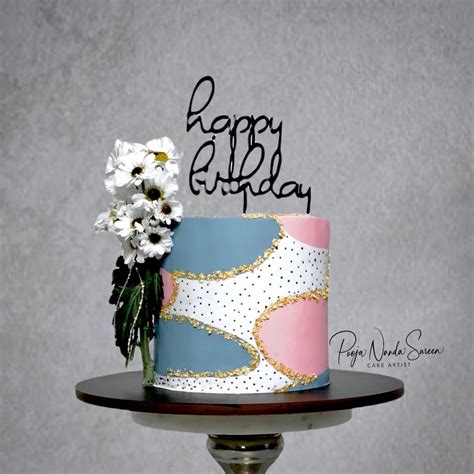 फूलों से सजी जन्मदिन की केक