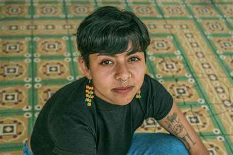 La Muchacha Voz Valiosa Y Símbolo De La Protesta Popular Colombiana El Café Latino