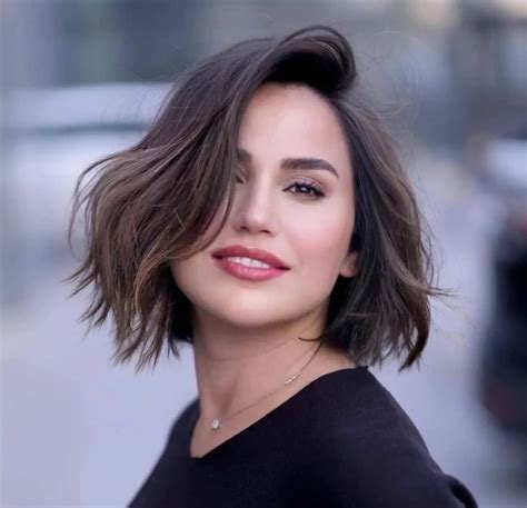Medium Length Wavy Haircuts For Round Faces