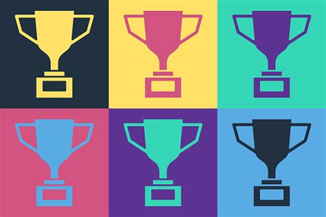 컬러 배경에 고립 된 자전거 아이콘이있는 팝 아트 어워드 컵 우승자 트로피 기호 챔피언십 또는 경쟁 트로피 스포츠 성취 벡터 1위에 대한 스톡 벡터 아트 및 기타 이미지