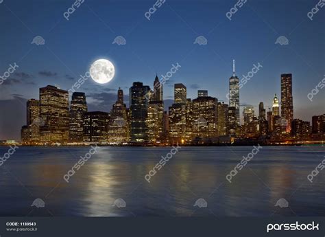 نمای پانوراما نیویورک سیتی منهتن افق مرکز شهر در شب با آسمان خراش ها و ماه کامل روشن 1180543