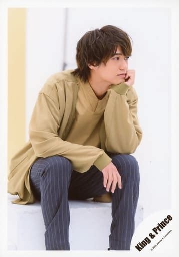 生写真kingandprince高桥海人膝上·坐姿·服装灰色·左手颊·右臂膝上·视线右kingandprince Concert Tour 2020～land～」商品拍摄官方 杂货・小物件