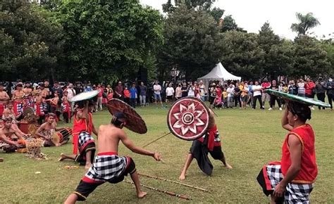 Gebug Ende Khas Seraya Ditampilkan Di Jantra Tradisi Bali Pos Bali