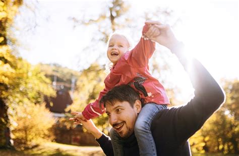 Padre Feliz Con Hija Peque A En Oto O Parque Recreaci N Al Aire Libre Padre E Hija Foto Premium