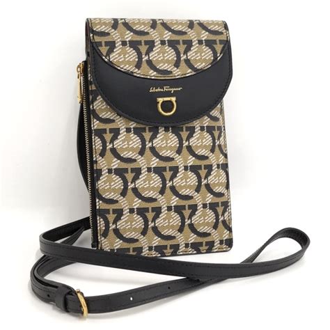 Ferragamo Salvatore Ferragamo スマホ ショルダーバッグ ポーチの通販 By サカイのリサイクルショップ