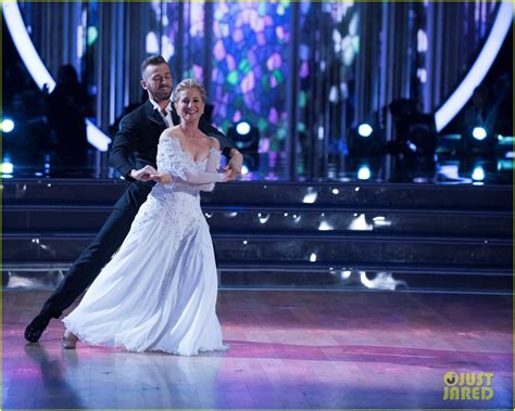 Maureen Mccormick Does A Foxtrot On Dwts Week 5 Watch Now Photo