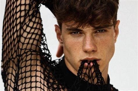 edoardo santini eletto il più bello d italia entra in seminario per