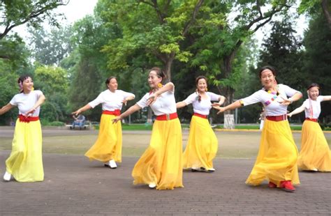 李伟健变身歌在飞演唱者男保镖苏勒亚其其格竟然还会演小品？ 知乎