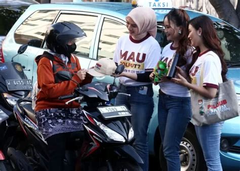 Tekan Golput Kpu Jatim Ajak 3 Model Cantik Sosialisasi Pilkada Di Jalan Raya
