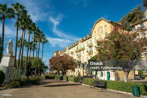 Increíbles Adelfas Con Flores Rojas Estatua De Charles Felix De Savoie Y Altas Palmeras Foto De