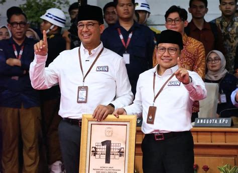 Moment Menarik Ketika Pasangan Caprescawapres Menyampaikan Pantun Di