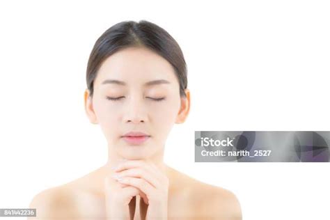 아름 다운 소녀 메이크업 여자와 스킨 케어 화장품 개념 매력적인 아시아 여자 Smilling 흰색 배경에 고립 된 얼굴에