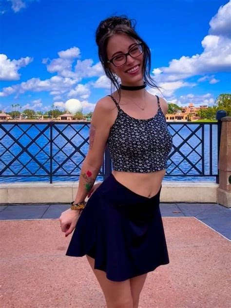 42 Hot Glasses Wearing Girls You Cant Look Away From Barnorama