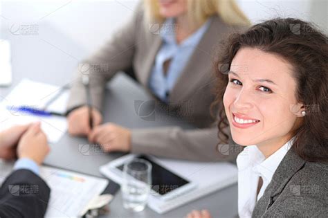 一群商务人士在开会