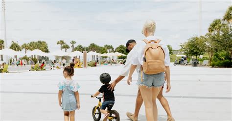 한 여자와 두 아이가 배낭을 메고 걷고 있다 사진 Unsplash의 하루 외출 이미지