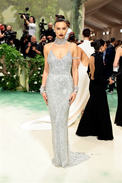 Irina Shayk Brilló Con Vestido Swarovski En La Met Gala 2024 Vogue