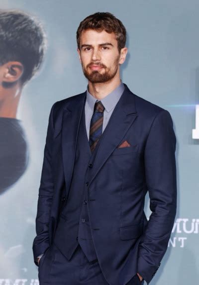 Theo James Attends The Insurgent Berlin Premiere Tumbex