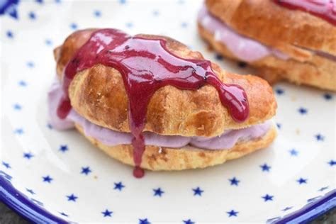 Lækre Croissanter Med Solbærskum Og Solbærglasur