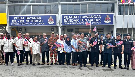 Kempen Kibarkan Jalur Pejabat Parlimen Bandar Tun Razak