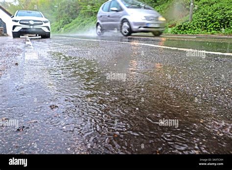 Kanalisation An Straßen Regenwasser Fließt Durch Den Rinnstein Bei