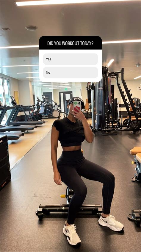 Lori Harvey Flaunts Her Incredible Ripped Abs In Leggings And Sports