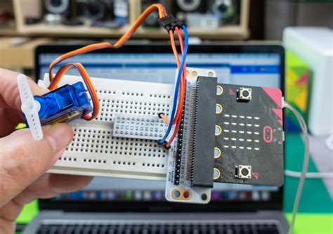 Nextech Iot Prakticky Microbit Obsluha Udalostí Od Hardvéru Pripojenie Serva A Motorčeka