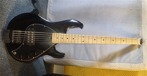 The First Headless 6 String Stingray On The Internet