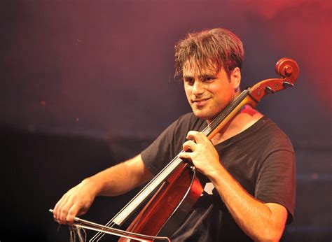 Hauser V Družbi Skrivnostne Rjavolaske V Prosojni Obleki Navdušeno