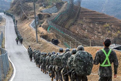 Rok 육군 28사단 훈련병들이 힘찬 함성을 지르며 Gop 행군