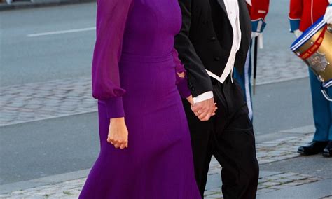 Gomila Prinčeva I Princeza Na Jednom Mjestu Dok Britanci Oplakuju