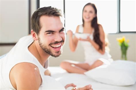 Casal Jovem Tomando Café Da Manhã Na Cama Foto Premium