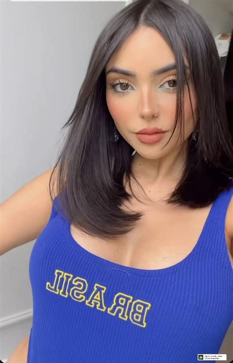 Nyvi Estephan R Nyviestephan