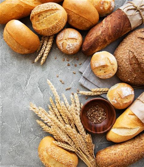 مجموعه ای از نان های تازه پخته شده در زمینه تیره نان سفید و چاودار نان با محل کپی 1638312