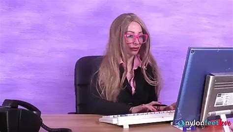 Barfuß Geile Lesben Spielen Footsies Unter Dem Tisch Xhamster