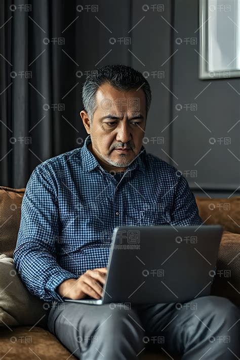 办公ai数字艺术 办公现代简约风格中年男性专注使用笔记本电脑办公场景人像照片 Ai人像免费下载png格式2688像素编号71841458 千图网