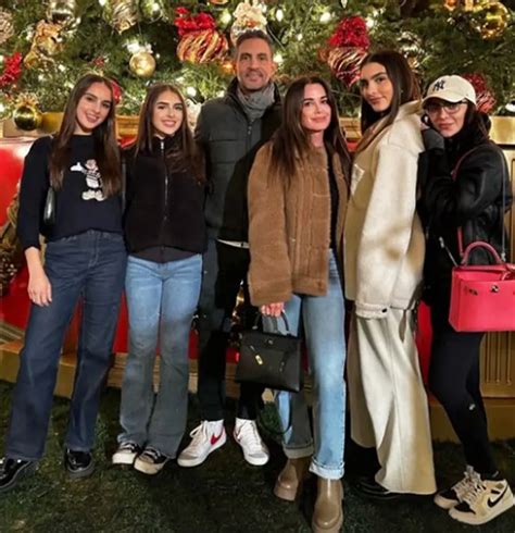 Kyle Richards Mauricio Umansky Pose Together In Holiday Pic