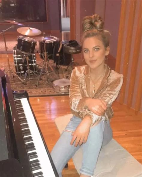 Abby Lane Measurements Bio Height Weight Shoe And Bra Size