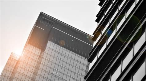 Un Edificio Con Un Gran Ventanal Que Dice El Nombre Foto Premium